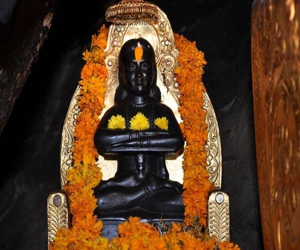 अब बाबा बालक नाथ में वजन के हिसाब से मिलेंगे रोट, बंद होगी दुकानदारों ...