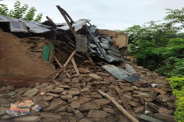 सहौड़ा में गिरा कच्चा मकान - a crude house fell in sahauda