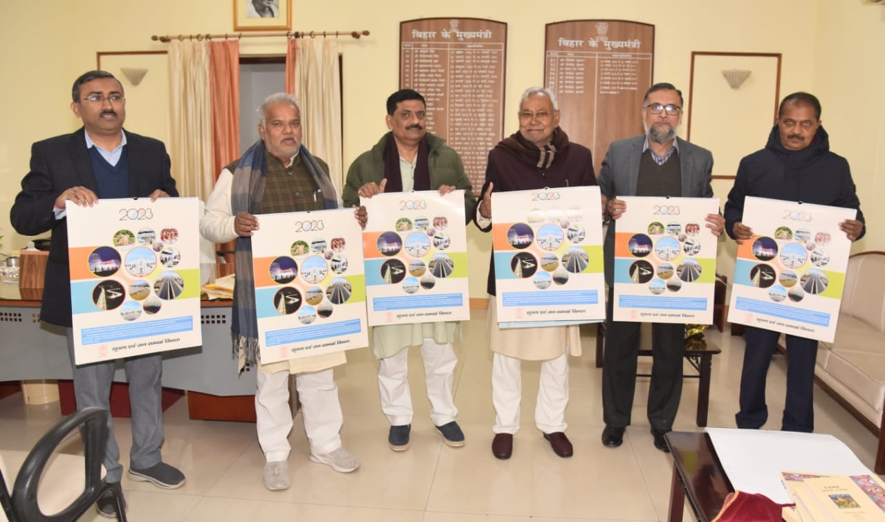 CM नीतीश ने सूचना एवं जन-सम्पर्क विभाग के बिहार डायरी एवं कैलेण्डर 2023 ...