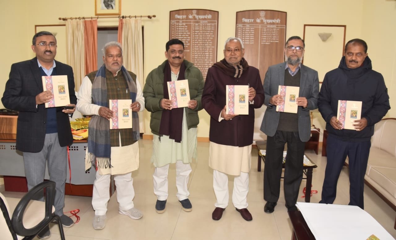 CM नीतीश ने सूचना एवं जन-सम्पर्क विभाग के बिहार डायरी एवं कैलेण्डर 2023 ...
